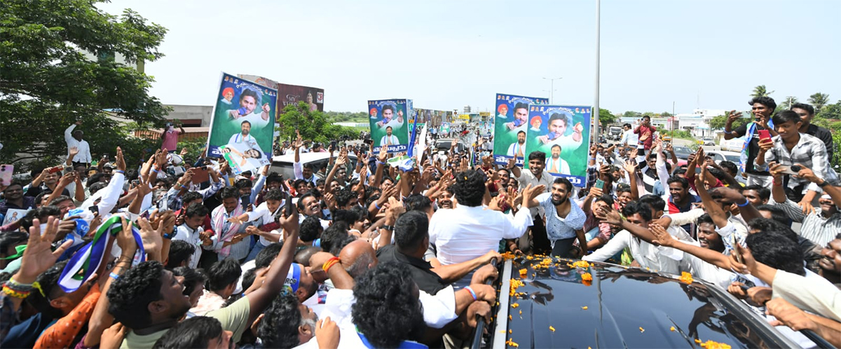 అభిమానం పోటెత్తి.. జై జగన్‌ అని చెయ్యెత్తి జైకొట్టి (ఫొటోలు) | YS Jagan Consoles Nagamalleswara ...